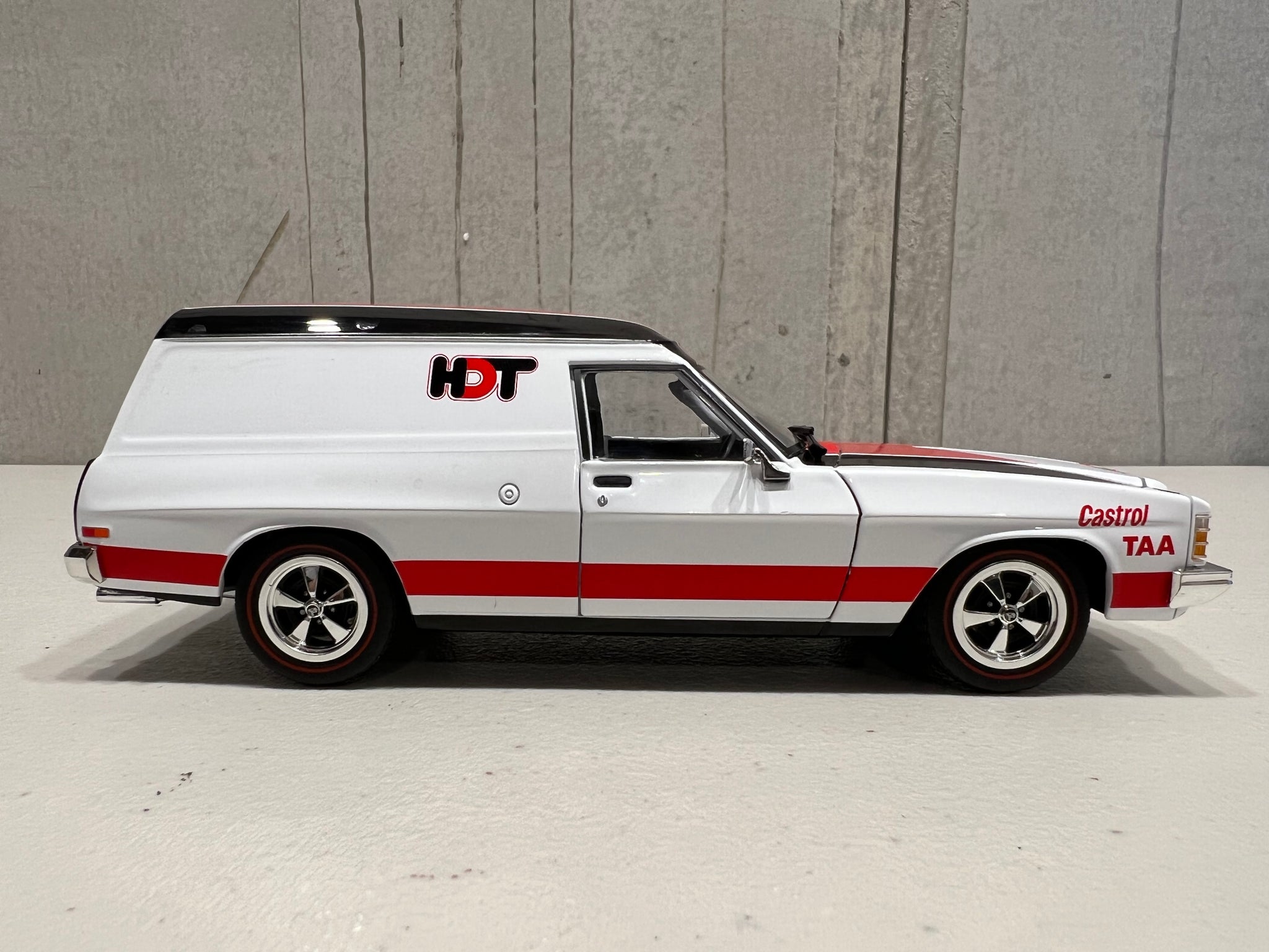 HOLDEN HJ "HDT” PANEL VAN - 1:24 SCALE DIECAST MODEL - DDA