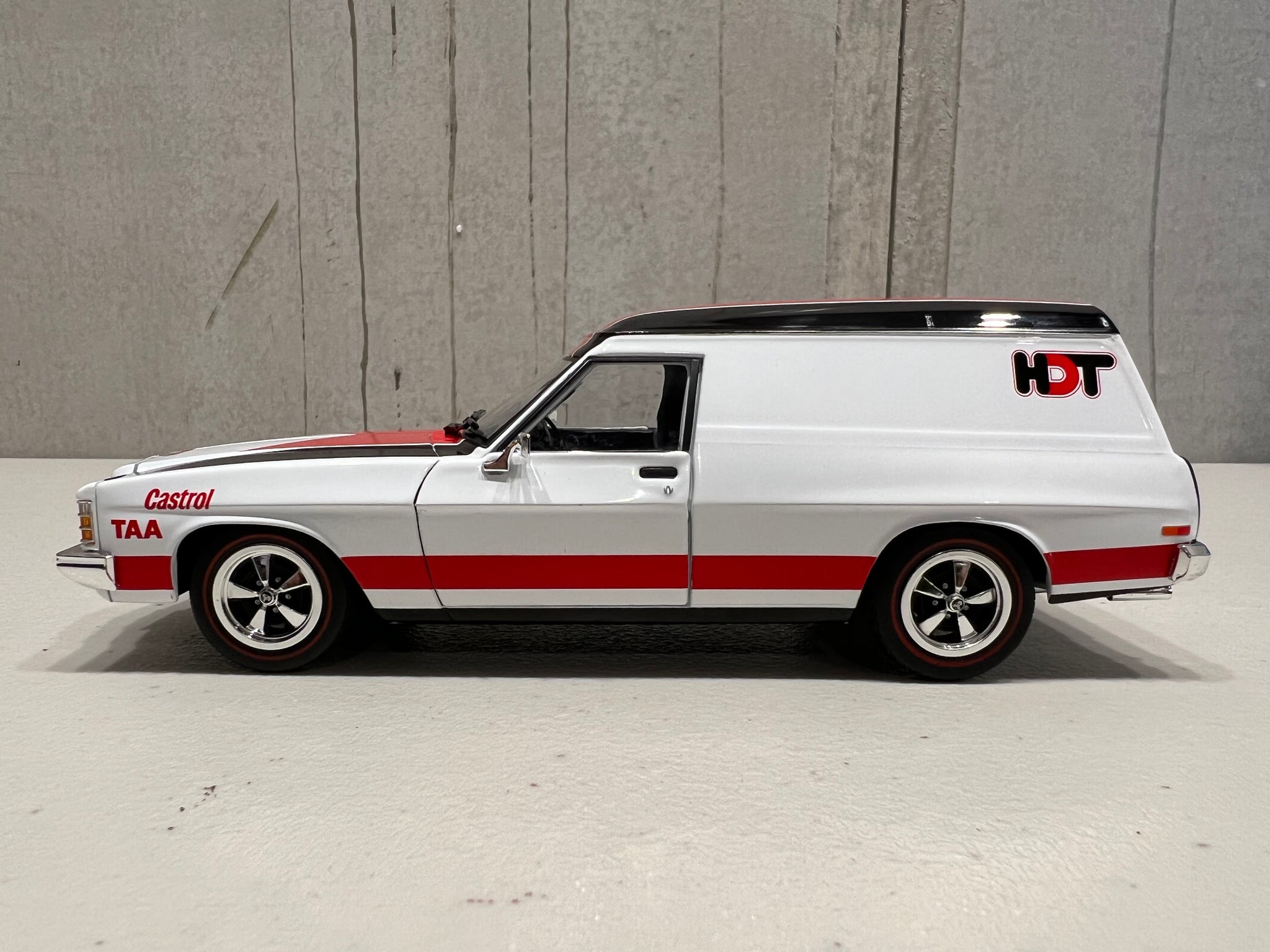HOLDEN HJ "HDT” PANEL VAN - 1:24 SCALE DIECAST MODEL - DDA