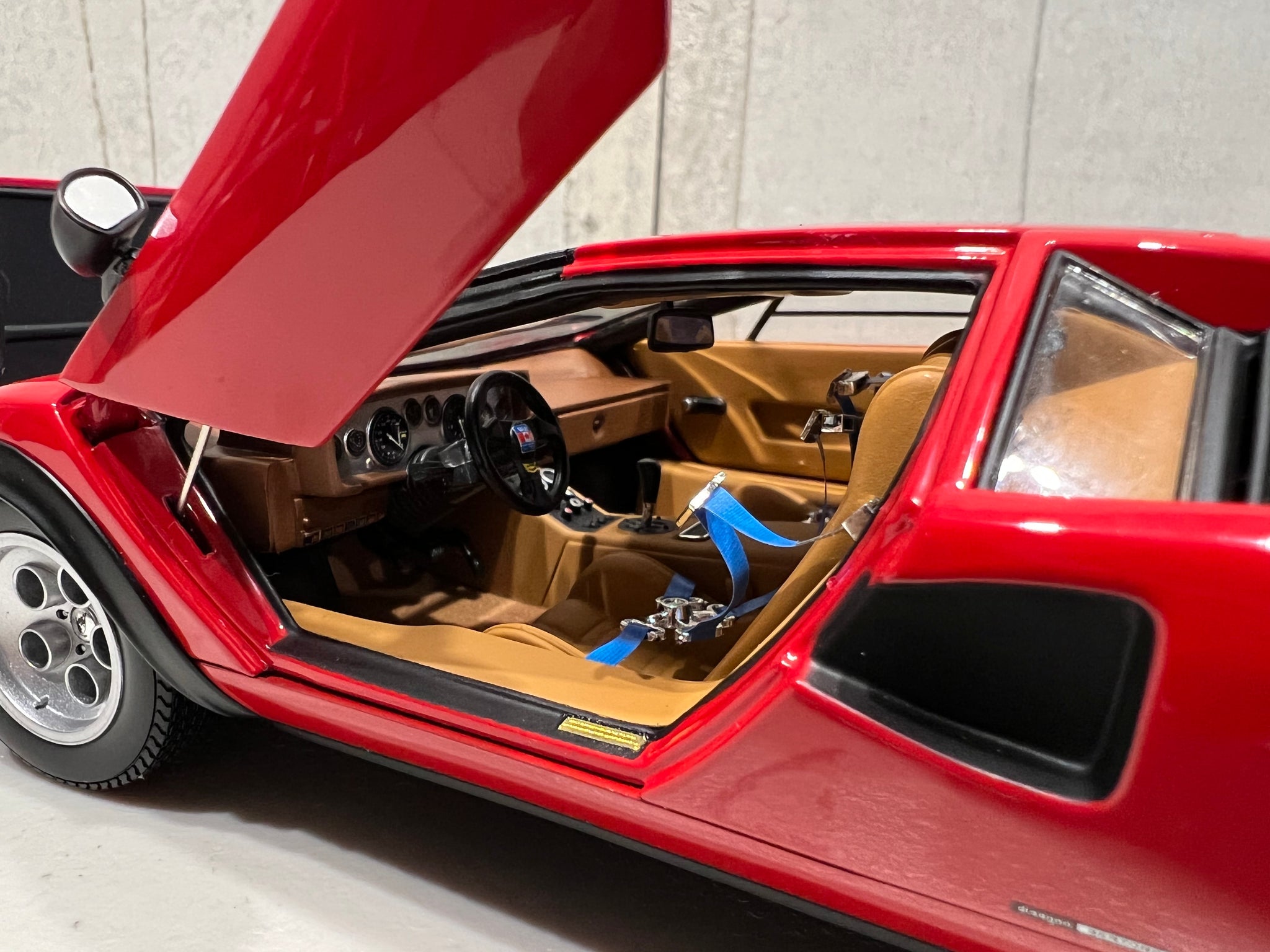 Lamborghini Countach Walter Wolf - Red - 1:18 Scale Diecast Model Car ...