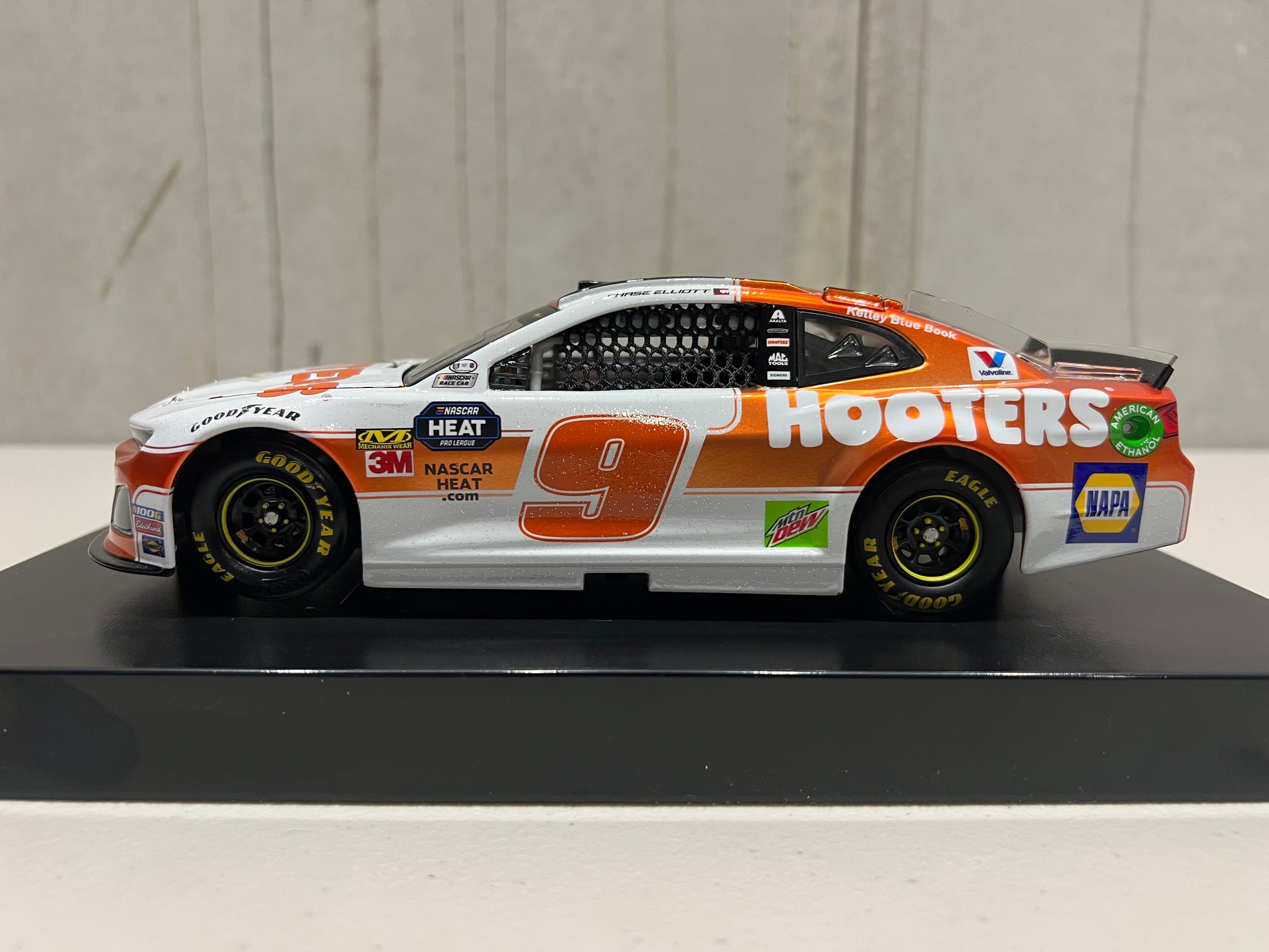 2019 CHASE ELLIOTT AUTOGRAPHED 9 HOOTER'S CAMARO ZL1 - LIQUID COLOR ...