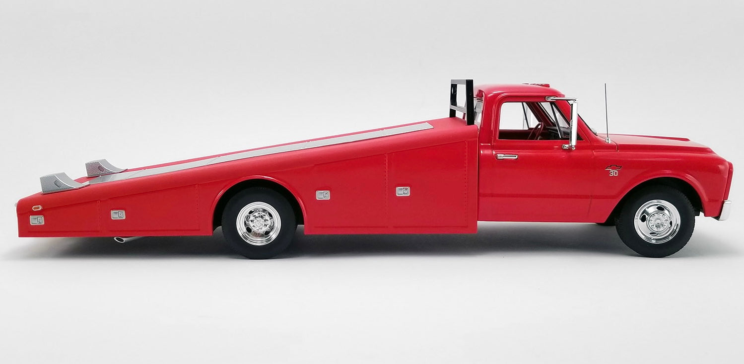 1967 CHEVROLET C-30 RAMP TRUCK 1:18 SCALE DIECAST MODEL