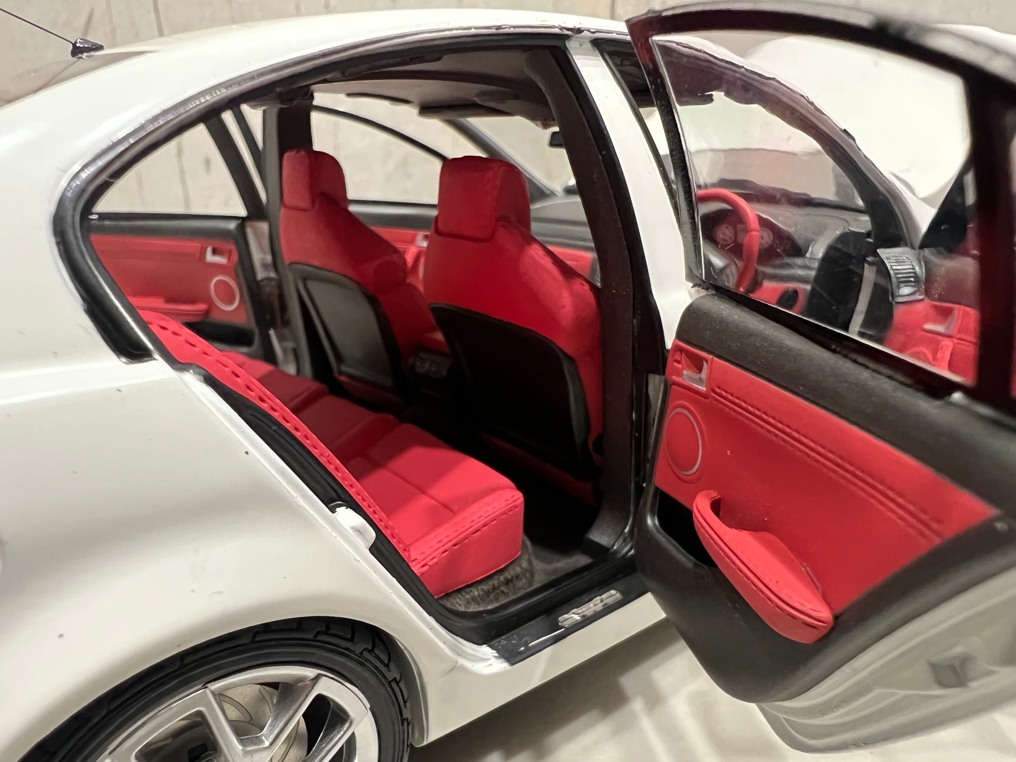 HSV W427 - 2008 - Heron White - 1:18 Diecast Model Car - BIANTE – Elite ...