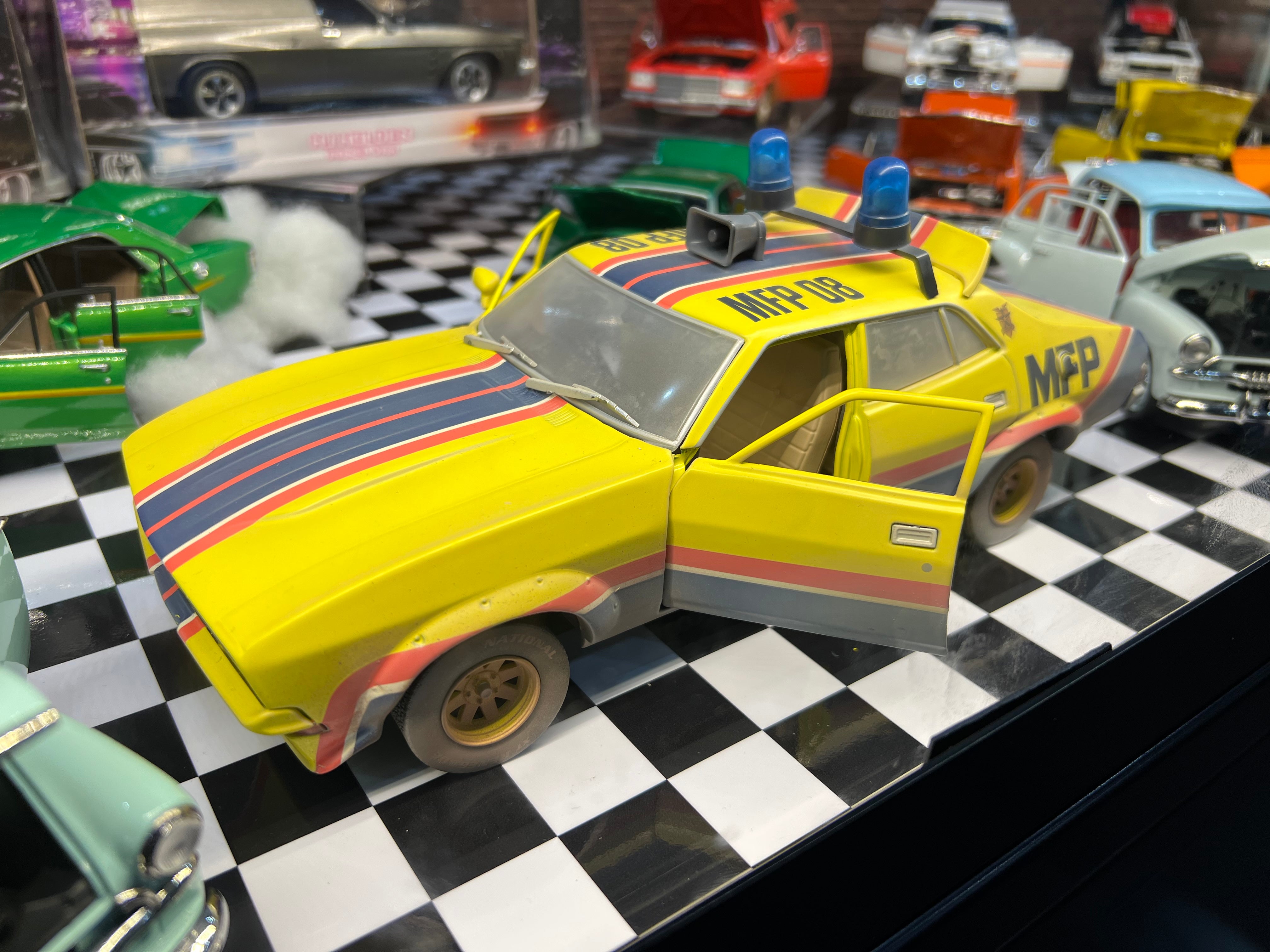 Big Bopper XB Police Dirty Version - 1:18 Scale Diecast - DDA