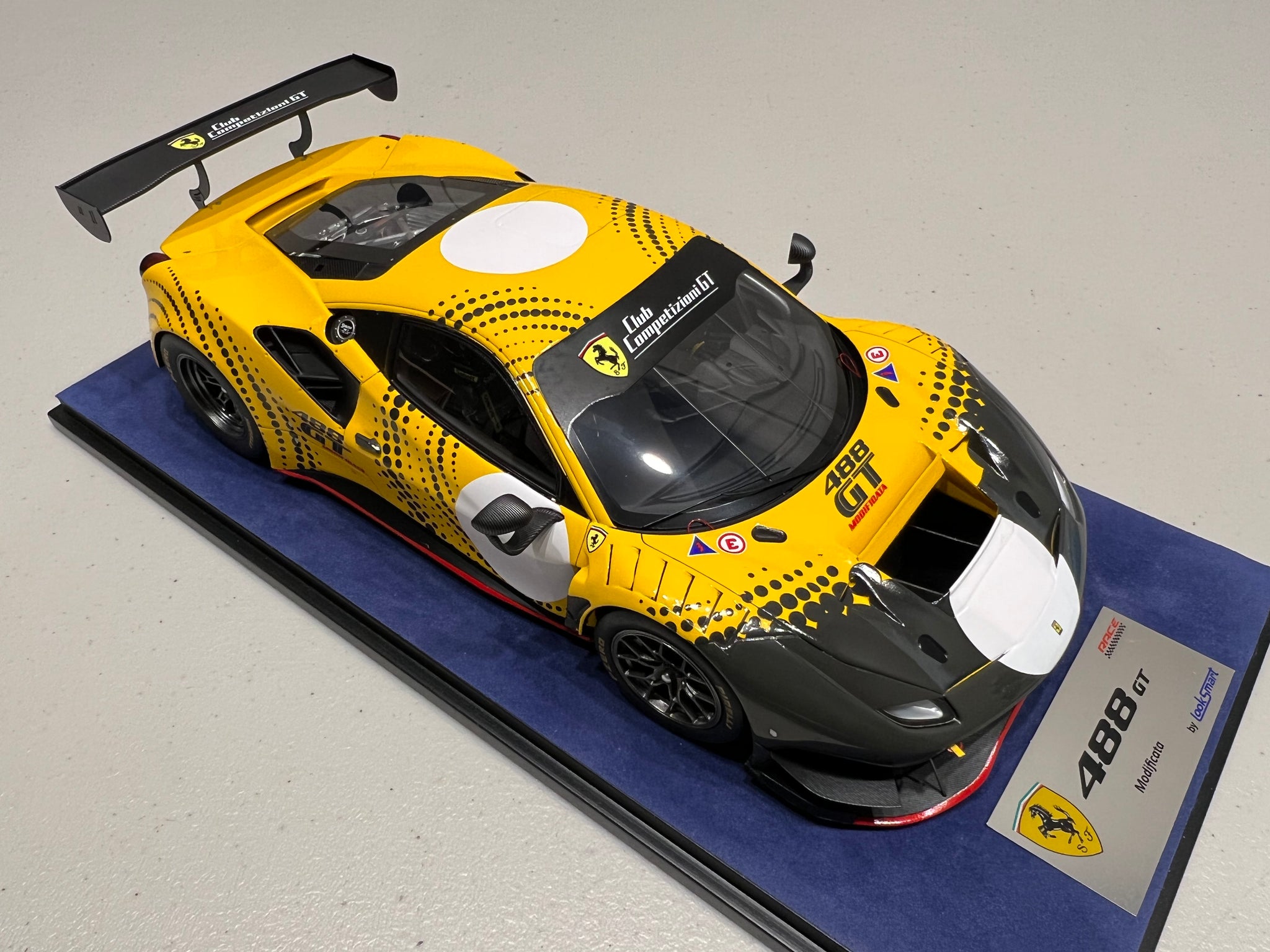 Ferrari 488 GT Modificata - 1:18 Resin Model Car - LookSmart