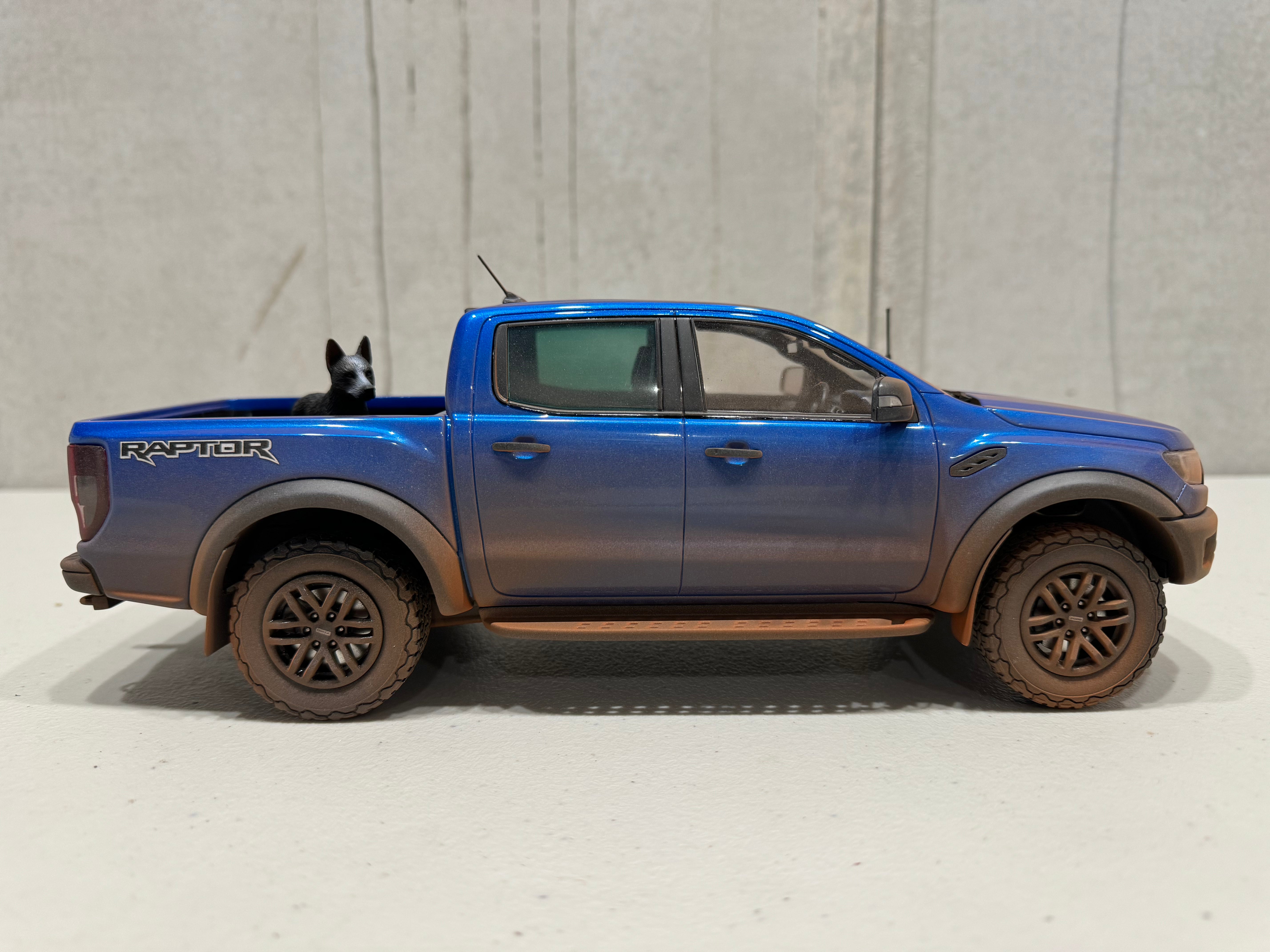 Ford Ranger Raptor - Velocity Blue - Dirty Version With Dog - 1:18 Sca ...