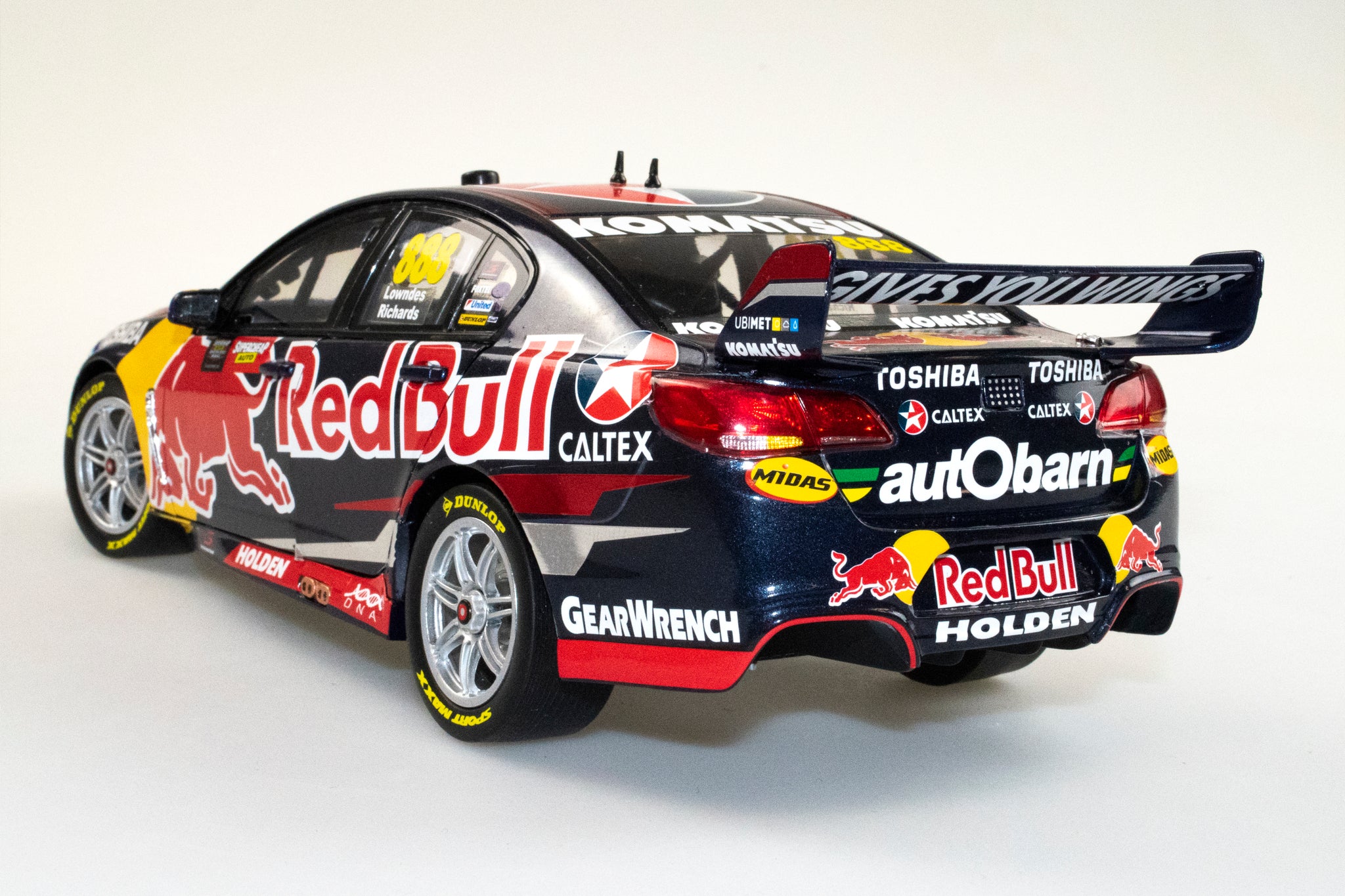HOLDEN VF COMMODORE V8 RED BULL RACING AUSTRALIA LOWNDES/RICHARDS #888